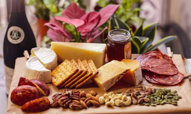 How To Eat Camembert Cheese (Best Ways!) - Toast 'n Fry