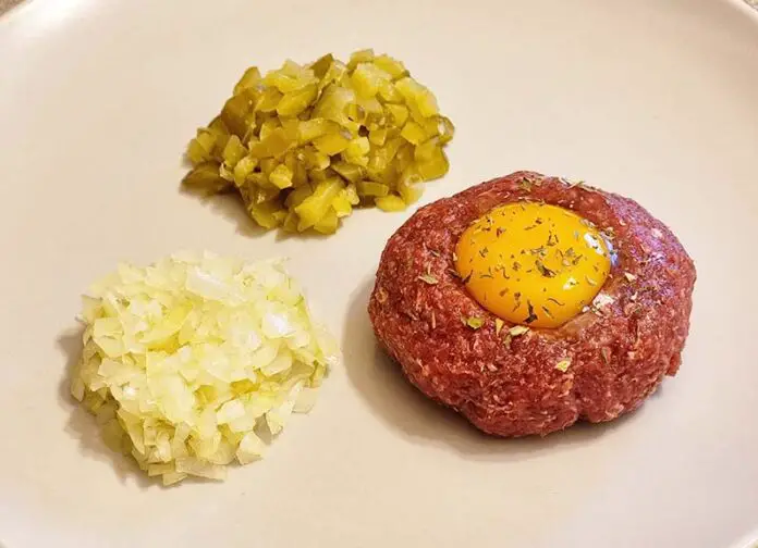 How To Serve And Eat Beef Tartare (Quick Tatar Recipe) - Toast 'n Fry