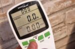 How To Use a Power Meter Energy Monitor Plug? – Quick Guide! - Toast 'n Fry