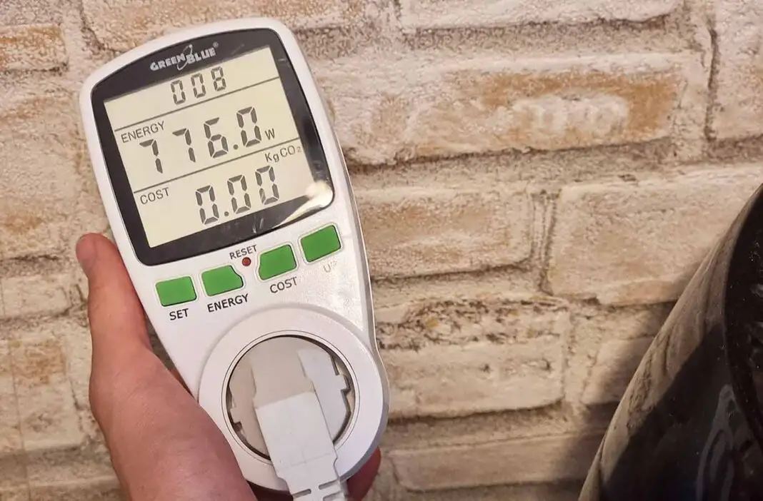 How To Use a Power Meter Energy Monitor Plug? – Quick Guide! - Toast 'n Fry