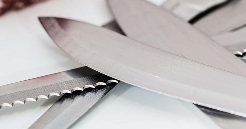 Serrated Knives in the Kitchen – When to Use Them - Toast 'n Fry